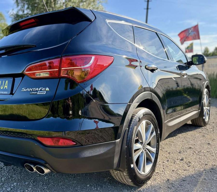 Black Hyundai Santa Fe 2015 in Siauliai, with an engine capacity of 2.20 L and mileage of 192 thousand km for 14999 €, photo 9 on AUTOMOTO.COM.LV