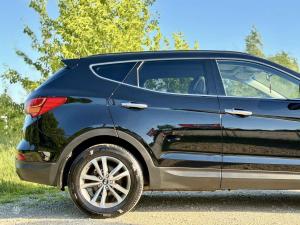 Black Hyundai Santa Fe 2015 in Siauliai, with an engine capacity of 2.20 L and mileage of 192 thousand km for 14999 €, photo 10 on AUTOMOTO.COM.LV