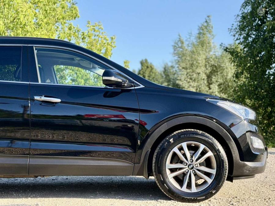 Black Hyundai Santa Fe 2015 in Siauliai, with an engine capacity of 2.20 L and mileage of 192 thousand km for 14999 €, photo 11 on AUTOMOTO.COM.LV