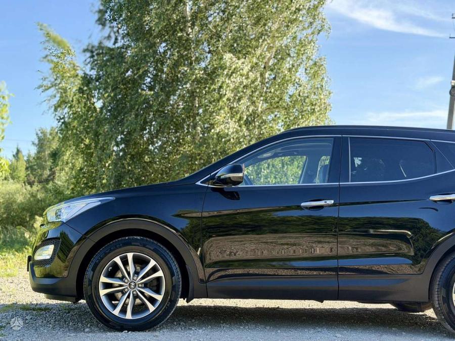 Black Hyundai Santa Fe 2015 in Siauliai, with an engine capacity of 2.20 L and mileage of 192 thousand km for 14999 €, photo 12 on AUTOMOTO.COM.LV