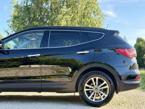 Black Hyundai Santa Fe 2015 in Siauliai, with an engine capacity of 2.20 L and mileage of 192 thousand km for 14999 €, photo 13 on AUTOMOTO.COM.LV