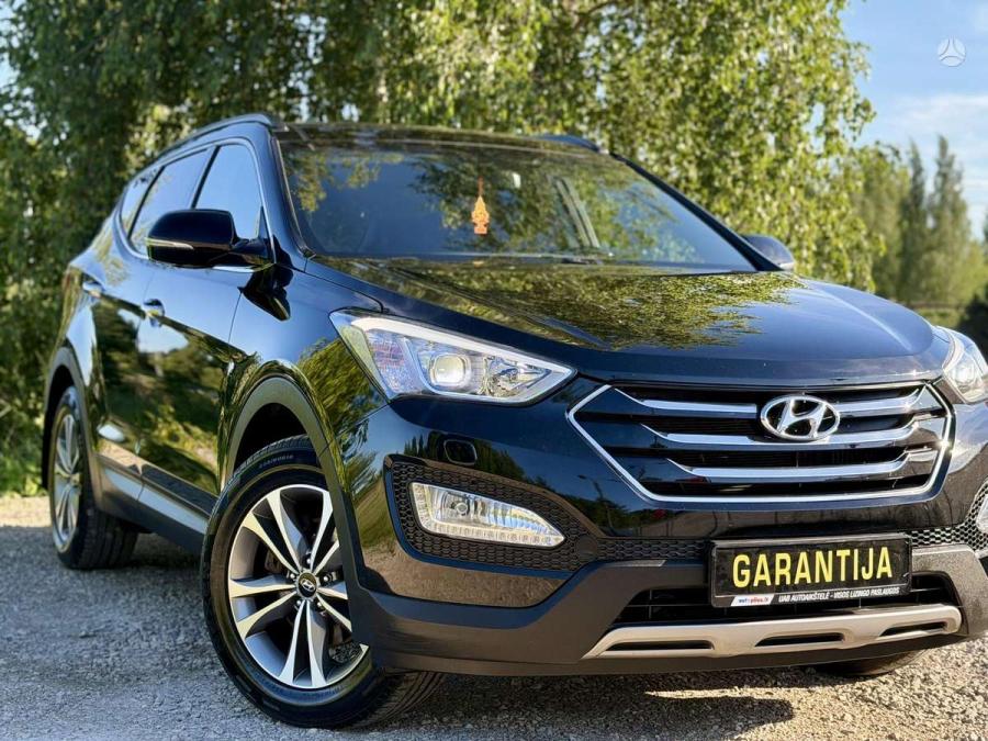 Black Hyundai Santa Fe 2015 in Siauliai, with an engine capacity of 2.20 L and mileage of 192 thousand km for 14999 €, photo 16 on AUTOMOTO.COM.LV