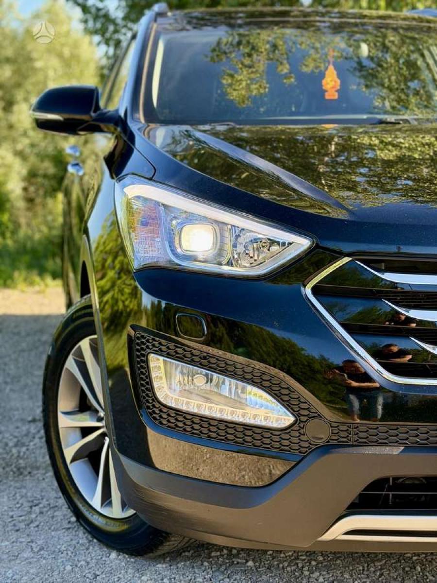 Black Hyundai Santa Fe 2015 in Siauliai, with an engine capacity of 2.20 L and mileage of 192 thousand km for 14999 €, photo 20 on AUTOMOTO.COM.LV