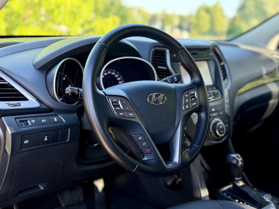 Black Hyundai Santa Fe 2015 in Siauliai, with an engine capacity of 2.20 L and mileage of 192 thousand km for 14999 €, photo 22 on AUTOMOTO.COM.LV