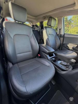 Black Hyundai Santa Fe 2015 in Siauliai, with an engine capacity of 2.20 L and mileage of 192 thousand km for 14999 €, photo 25 on AUTOMOTO.COM.LV