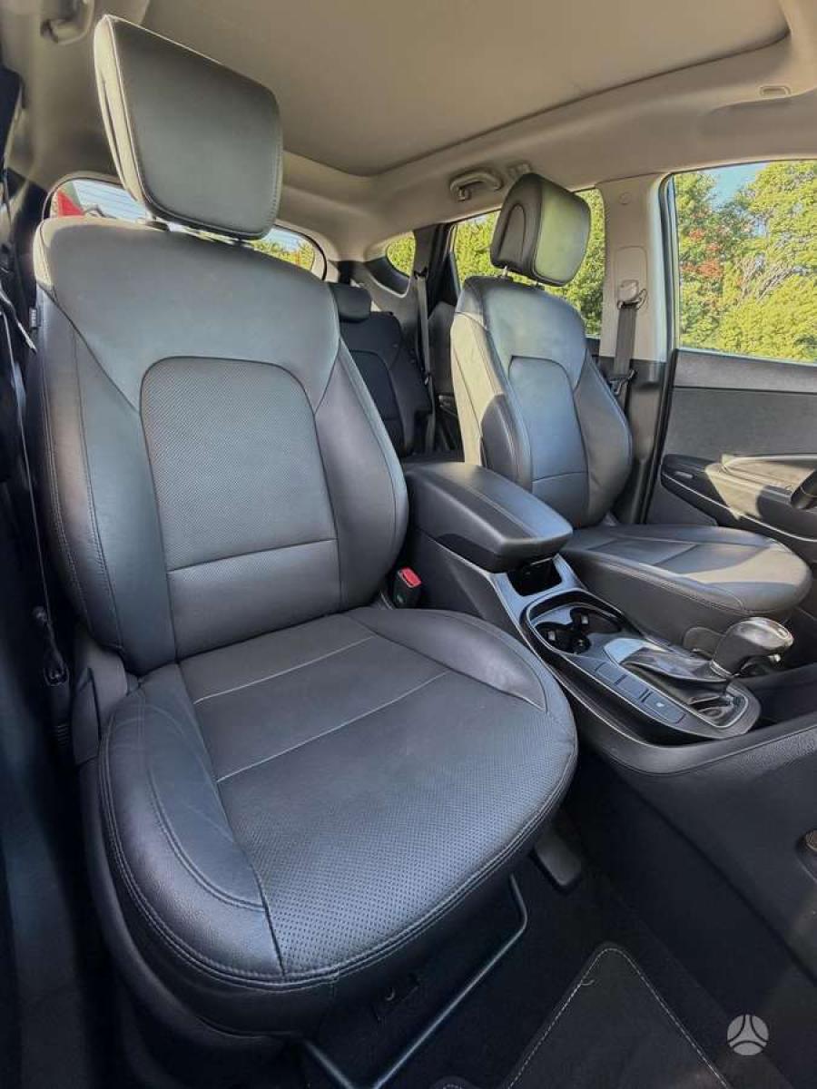 Black Hyundai Santa Fe 2015 in Siauliai, with an engine capacity of 2.20 L and mileage of 192 thousand km for 14999 €, photo 25 on AUTOMOTO.COM.LV