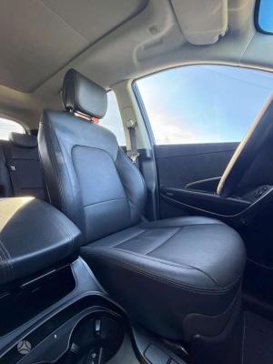 Black Hyundai Santa Fe 2015 in Siauliai, with an engine capacity of 2.20 L and mileage of 192 thousand km for 14999 €, photo 26 on AUTOMOTO.COM.LV