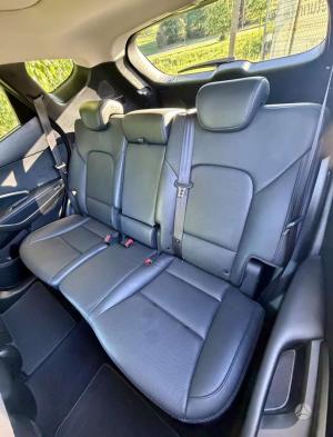 Black Hyundai Santa Fe 2015 in Siauliai, with an engine capacity of 2.20 L and mileage of 192 thousand km for 14999 €, photo 28 on AUTOMOTO.COM.LV
