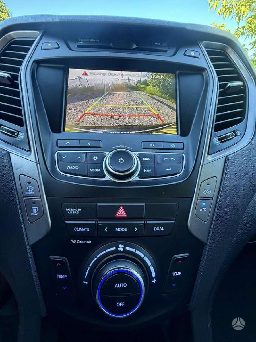Black Hyundai Santa Fe 2015 in Siauliai, with an engine capacity of 2.20 L and mileage of 192 thousand km for 14999 €, photo 36 on AUTOMOTO.COM.LV
