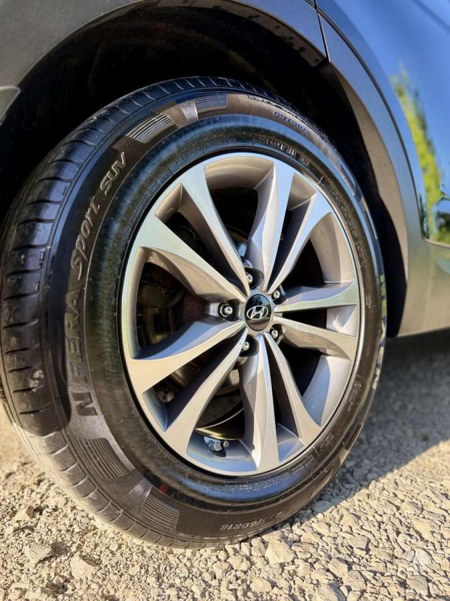 Black Hyundai Santa Fe 2015 in Siauliai, with an engine capacity of 2.20 L and mileage of 192 thousand km for 14999 €, photo 37 on AUTOMOTO.COM.LV