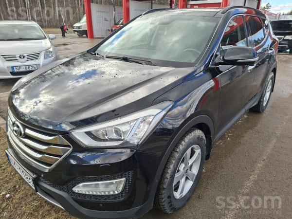 Black Hyundai Santa Fe 2015 in Valmiera, with an engine capacity of 2.20 L and mileage of 221 thousand km for 9600 €, photo 1 on AUTOMOTO.COM.LV