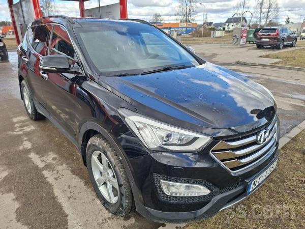 Black Hyundai Santa Fe 2015 in Valmiera, with an engine capacity of 2.20 L and mileage of 221 thousand km for 9600 €, photo 2 on AUTOMOTO.COM.LV