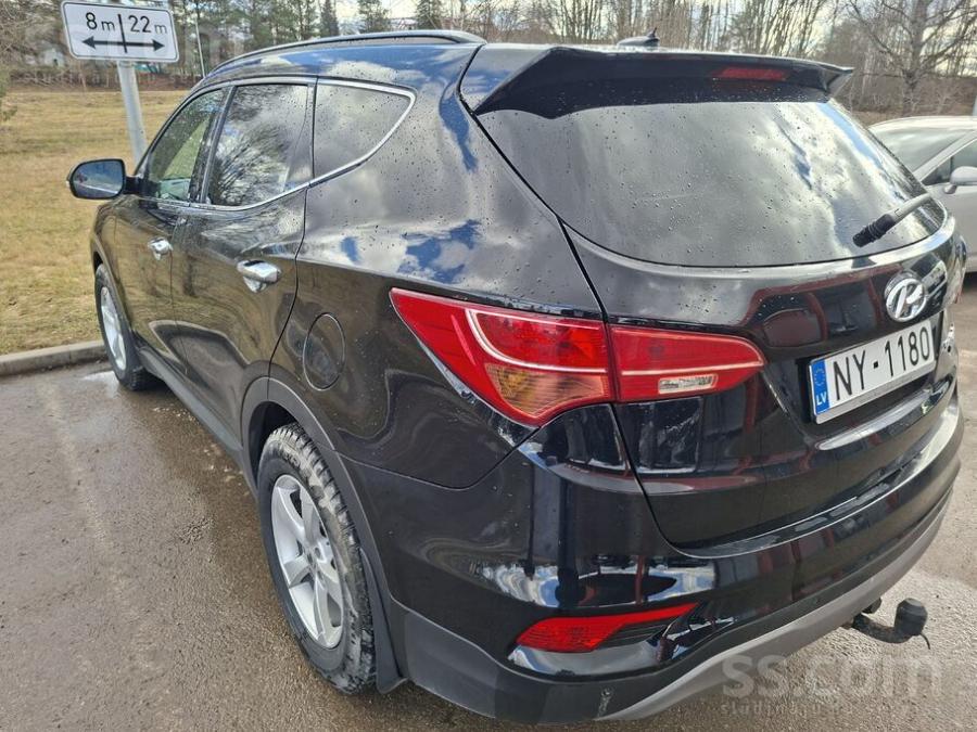 Melns Hyundai Santa Fe 2015 Valmiera, ar dzinēja tilpumu 2.20 L un nobraukumu 221 tūkst. km par 9600 €, foto 4 vietnē AUTOMOTO.COM.LV