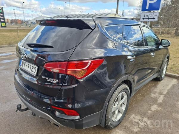 Black Hyundai Santa Fe 2015 in Valmiera, with an engine capacity of 2.20 L and mileage of 221 thousand km for 9600 €, photo 4 on AUTOMOTO.COM.LV