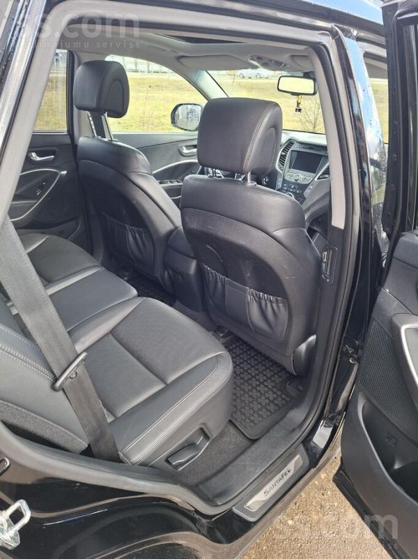 Black Hyundai Santa Fe 2015 in Valmiera, with an engine capacity of 2.20 L and mileage of 221 thousand km for 9600 €, photo 6 on AUTOMOTO.COM.LV
