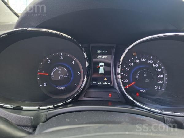 Black Hyundai Santa Fe 2015 in Valmiera, with an engine capacity of 2.20 L and mileage of 221 thousand km for 9600 €, photo 7 on AUTOMOTO.COM.LV