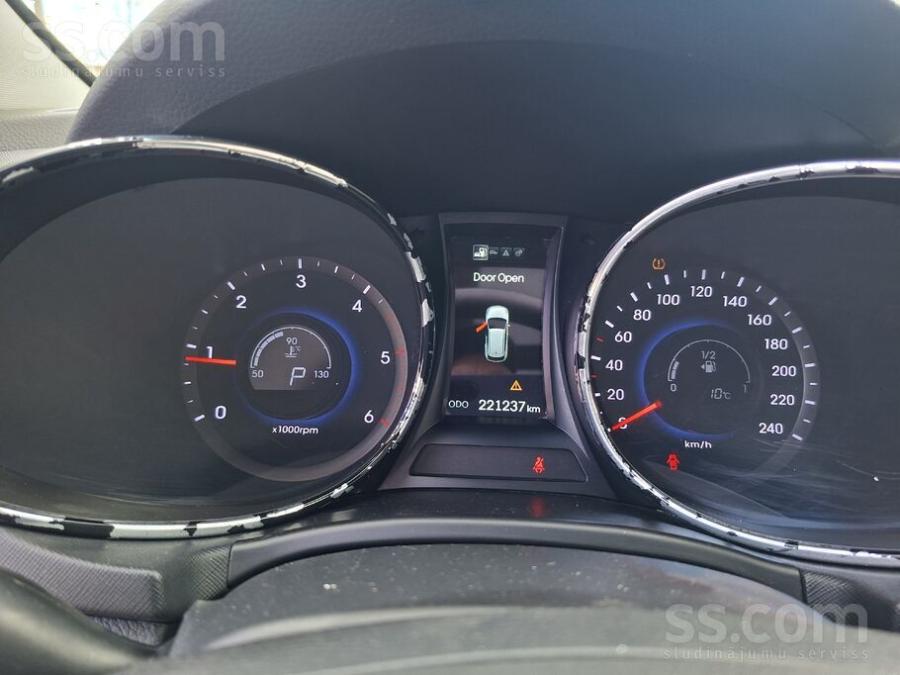 Melns Hyundai Santa Fe 2015 Valmiera, ar dzinēja tilpumu 2.20 L un nobraukumu 221 tūkst. km par 9600 €, foto 8 vietnē AUTOMOTO.COM.LV