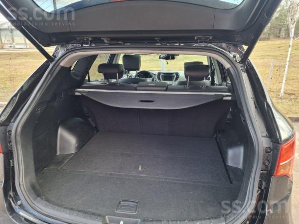 Black Hyundai Santa Fe 2015 in Valmiera, with an engine capacity of 2.20 L and mileage of 221 thousand km for 9600 €, photo 9 on AUTOMOTO.COM.LV