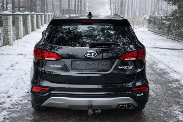Black Hyundai Santa Fe 2016 in Vilnius, with an engine capacity of 2.20 L and mileage of 250 thousand km for 15500 €, photo 5 on AUTOMOTO.COM.LV
