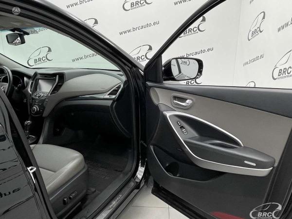 Black Hyundai Santa Fe 2016 in Vilnius, with an engine capacity of 2.00 L and mileage of 73 thousand km for 11900 €, photo 9 on AUTOMOTO.COM.LV