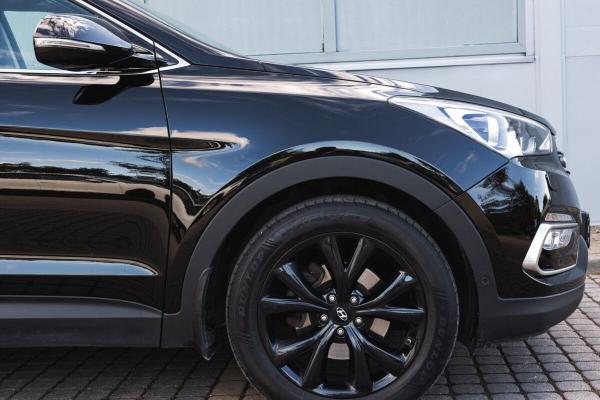 Black Hyundai Santa Fe 2016 in Ventspils, with an engine capacity of 2.20 L and mileage of 144 thousand km for 12300 €, photo 10 on AUTOMOTO.COM.LV
