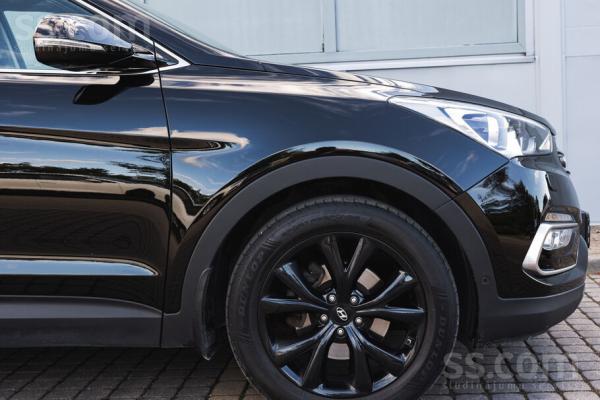Black Hyundai Santa Fe 2016 in Ventspils, with an engine capacity of 2.20 L and mileage of 145 thousand km for 12300 €, photo 10 on AUTOMOTO.COM.LV