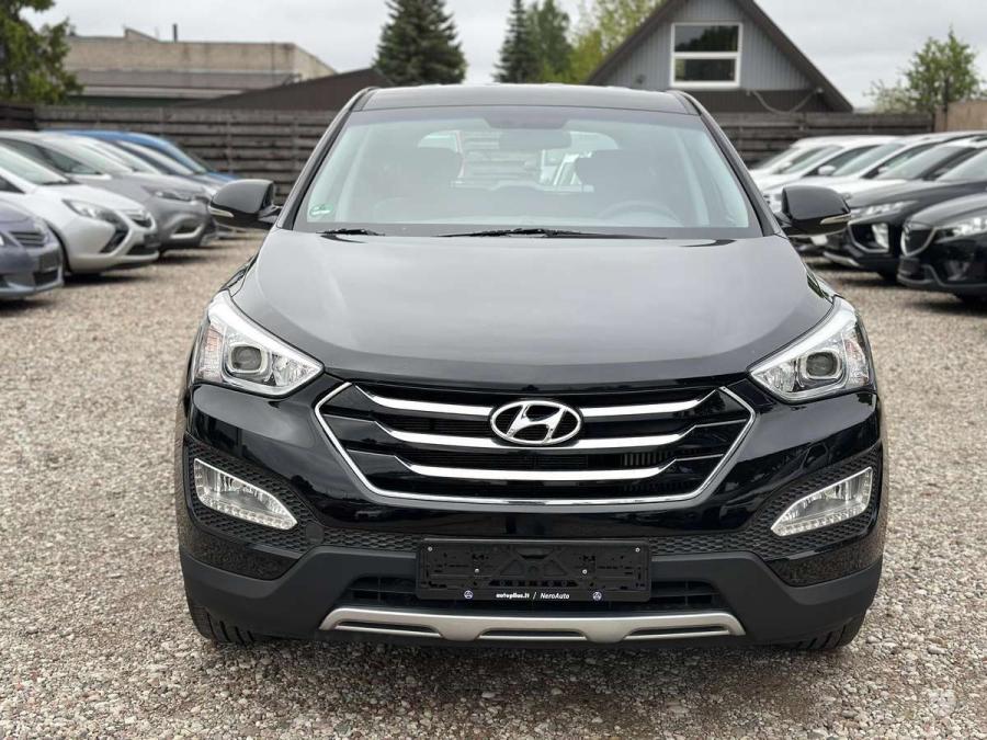 Black Hyundai Santa Fe 2016 in Telschi, with an engine capacity of 2.00 L and mileage of 212 thousand km for 8300 €, photo 3 on AUTOMOTO.COM.LV