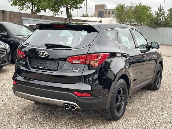 Black Hyundai Santa Fe 2016 in Telschi, with an engine capacity of 2.00 L and mileage of 212 thousand km for 8300 €, photo 5 on AUTOMOTO.COM.LV