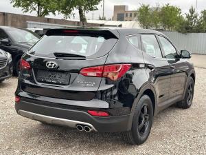 Black Hyundai Santa Fe 2016 in Telschi, with an engine capacity of 2.00 L and mileage of 212 thousand km for 8300 €, photo 5 on AUTOMOTO.COM.LV