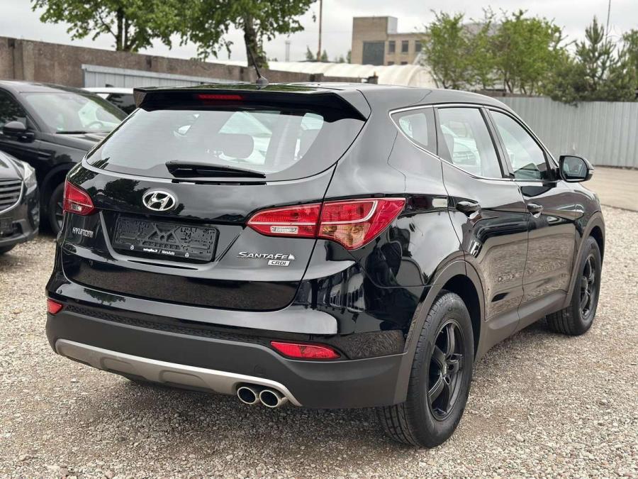 Black Hyundai Santa Fe 2016 in Telschi, with an engine capacity of 2.00 L and mileage of 212 thousand km for 8300 €, photo 5 on AUTOMOTO.COM.LV