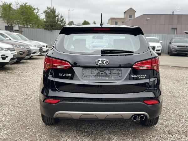 Black Hyundai Santa Fe 2016 in Telschi, with an engine capacity of 2.00 L and mileage of 212 thousand km for 8300 €, photo 6 on AUTOMOTO.COM.LV