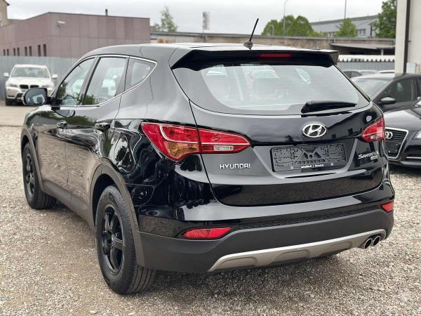 Black Hyundai Santa Fe 2016 in Telschi, with an engine capacity of 2.00 L and mileage of 212 thousand km for 8300 €, photo 7 on AUTOMOTO.COM.LV
