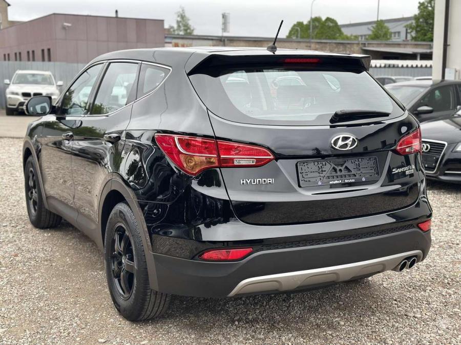 Black Hyundai Santa Fe 2016 in Telschi, with an engine capacity of 2.00 L and mileage of 212 thousand km for 8300 €, photo 7 on AUTOMOTO.COM.LV