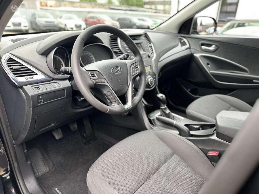 Black Hyundai Santa Fe 2016 in Telschi, with an engine capacity of 2.00 L and mileage of 212 thousand km for 8300 €, photo 8 on AUTOMOTO.COM.LV