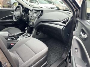 Black Hyundai Santa Fe 2016 in Telschi, with an engine capacity of 2.00 L and mileage of 212 thousand km for 8300 €, photo 10 on AUTOMOTO.COM.LV