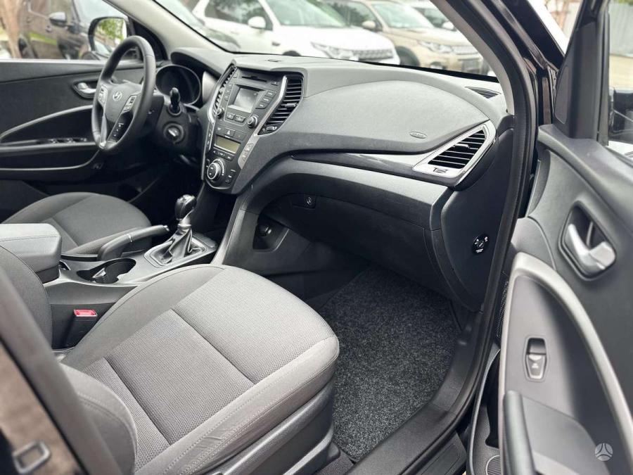 Black Hyundai Santa Fe 2016 in Telschi, with an engine capacity of 2.00 L and mileage of 212 thousand km for 8300 €, photo 10 on AUTOMOTO.COM.LV