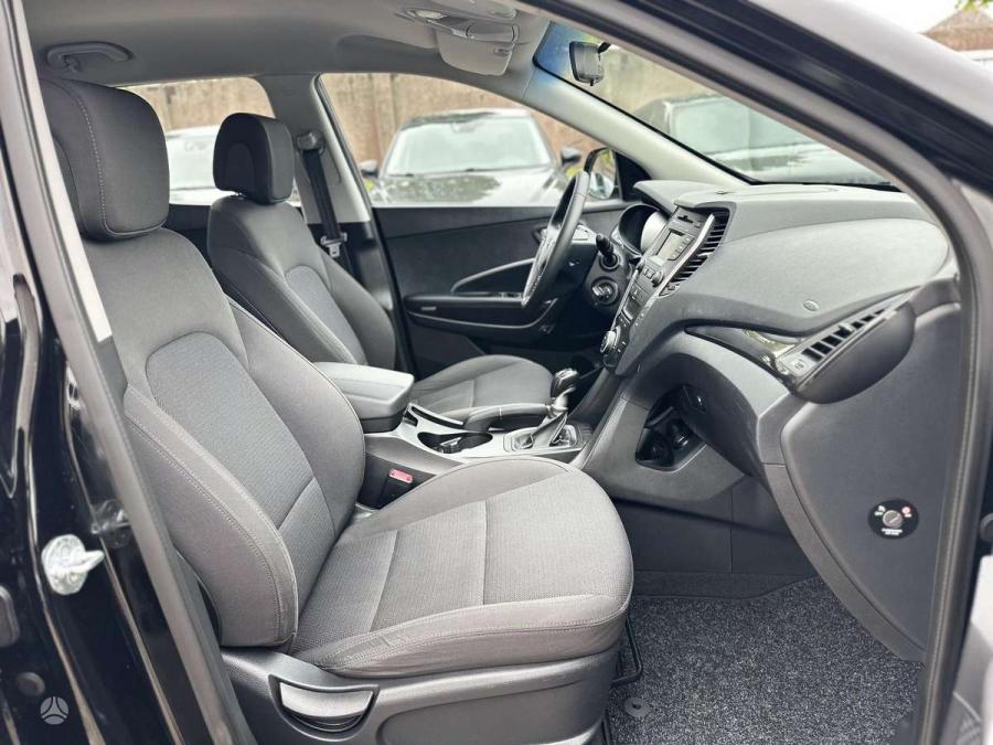 Black Hyundai Santa Fe 2016 in Telschi, with an engine capacity of 2.00 L and mileage of 212 thousand km for 8300 €, photo 11 on AUTOMOTO.COM.LV