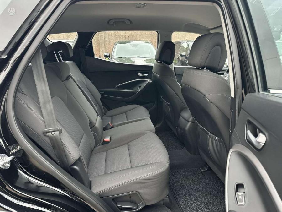 Black Hyundai Santa Fe 2016 in Telschi, with an engine capacity of 2.00 L and mileage of 212 thousand km for 8300 €, photo 12 on AUTOMOTO.COM.LV