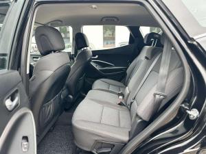 Black Hyundai Santa Fe 2016 in Telschi, with an engine capacity of 2.00 L and mileage of 212 thousand km for 8300 €, photo 13 on AUTOMOTO.COM.LV