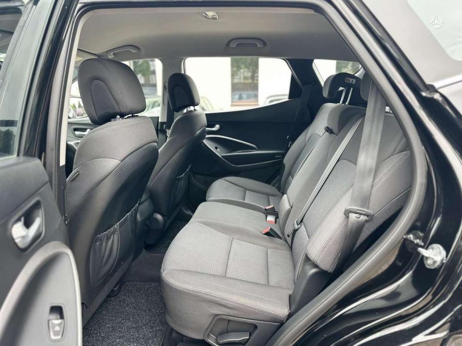 Black Hyundai Santa Fe 2016 in Telschi, with an engine capacity of 2.00 L and mileage of 212 thousand km for 8300 €, photo 13 on AUTOMOTO.COM.LV