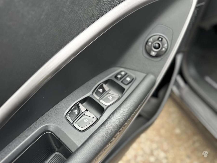 Black Hyundai Santa Fe 2016 in Telschi, with an engine capacity of 2.00 L and mileage of 212 thousand km for 8300 €, photo 19 on AUTOMOTO.COM.LV