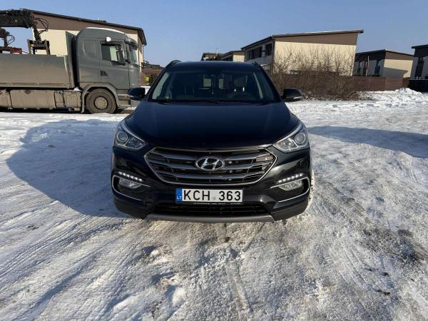 Black Hyundai Santa Fe 2017 in Kaunas, with an engine capacity of 2.20 L and mileage of 187 thousand km for 15500 €, photo 1 on AUTOMOTO.COM.LV
