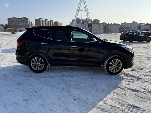 Black Hyundai Santa Fe 2017 in Kaunas, with an engine capacity of 2.20 L and mileage of 187 thousand km for 15500 €, photo 3 on AUTOMOTO.COM.LV