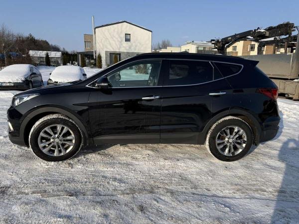 Black Hyundai Santa Fe 2017 in Kaunas, with an engine capacity of 2.20 L and mileage of 187 thousand km for 15500 €, photo 4 on AUTOMOTO.COM.LV
