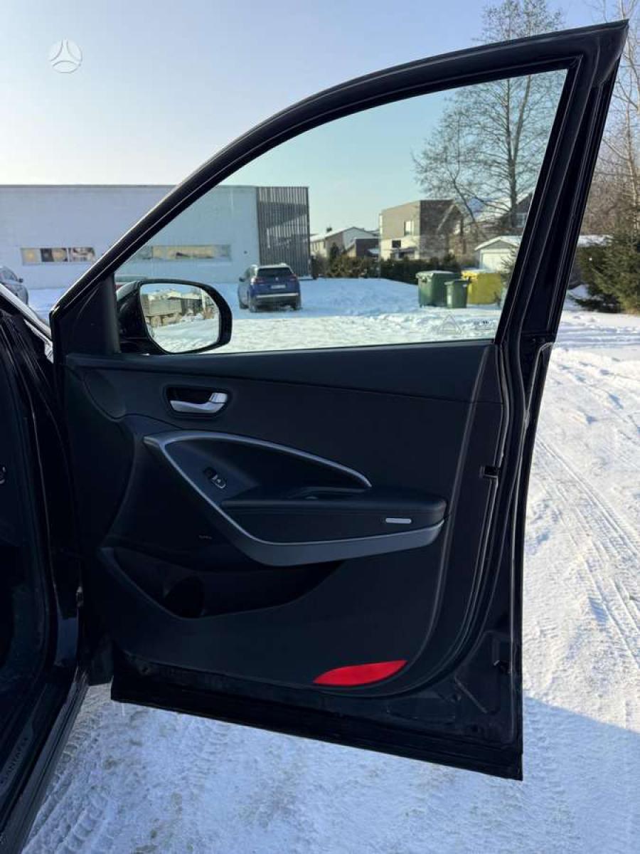 Black Hyundai Santa Fe 2017 in Kaunas, with an engine capacity of 2.20 L and mileage of 187 thousand km for 15500 €, photo 16 on AUTOMOTO.COM.LV