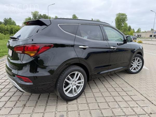 Melns Hyundai Santa Fe 2017 Daugavpils, ar dzinēja tilpumu 2.20 L un nobraukumu 241 tūkst. km par 14800 €, foto 4 vietnē AUTOMOTO.COM.LV