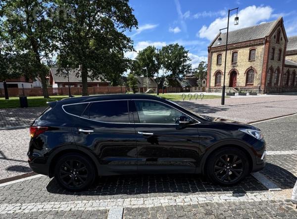 Black Hyundai Santa Fe 2017 in Ventspils, with an engine capacity of 2.20 L and mileage of 143 thousand km for 14390 €, photo 2 on AUTOMOTO.COM.LV