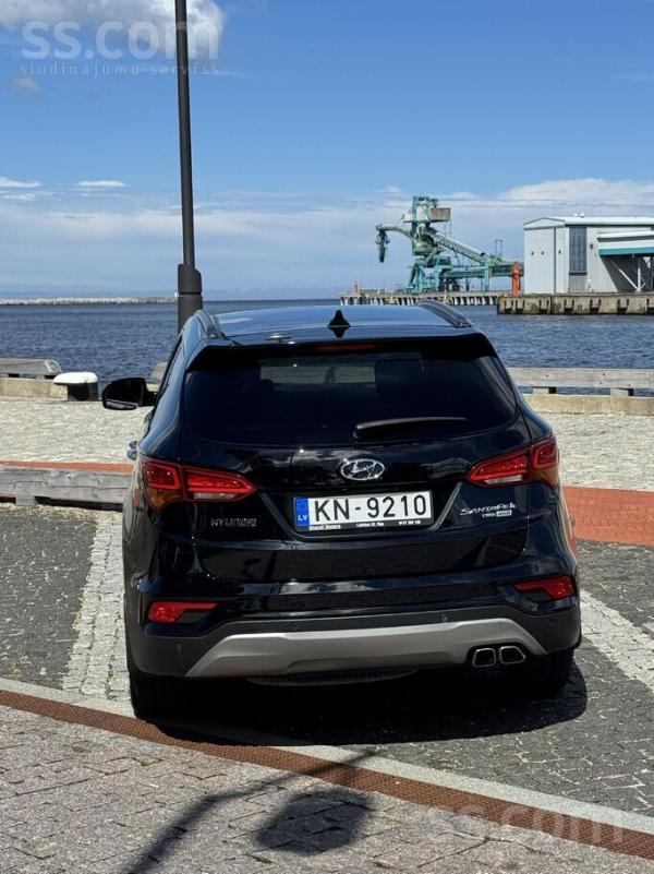 Black Hyundai Santa Fe 2017 in Ventspils, with an engine capacity of 2.20 L and mileage of 143 thousand km for 14390 €, photo 3 on AUTOMOTO.COM.LV