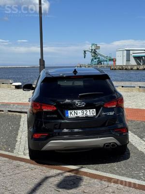 Black Hyundai Santa Fe 2017 in Ventspils, with an engine capacity of 2.20 L and mileage of 143 thousand km for 14390 €, photo 4 on AUTOMOTO.COM.LV