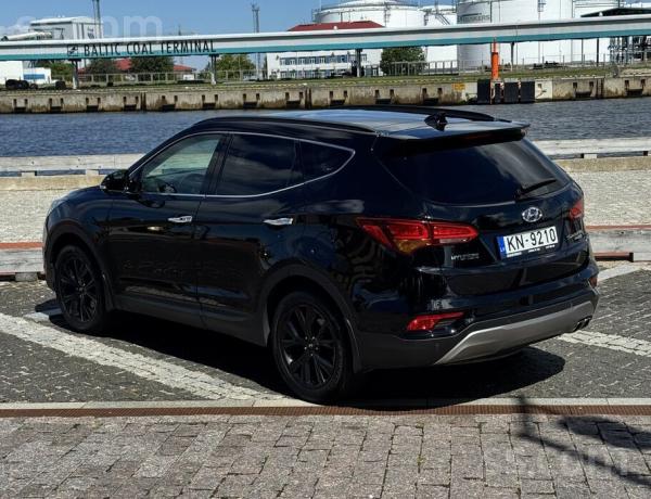 Black Hyundai Santa Fe 2017 in Ventspils, with an engine capacity of 2.20 L and mileage of 143 thousand km for 14390 €, photo 4 on AUTOMOTO.COM.LV